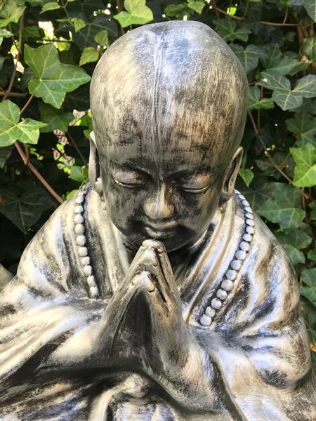 Shaolin Monnik Biddend, Polystone Grijs-Zwart . Kopen | Tuindecoratie